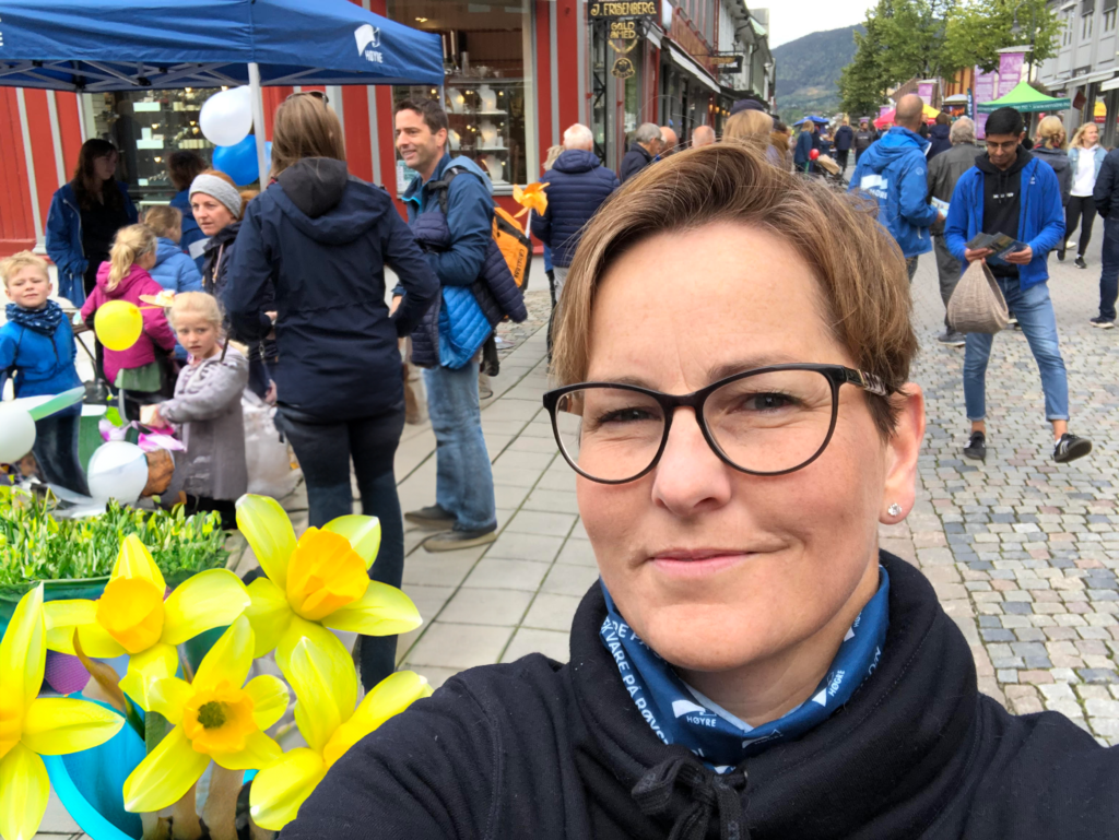 Påske-stand i gågata - Lillehammer Høyre